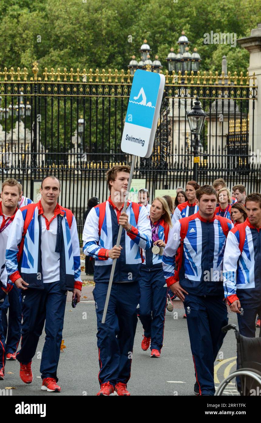 Team gb athletes parade london 2012 hi-res stock photography and images ...