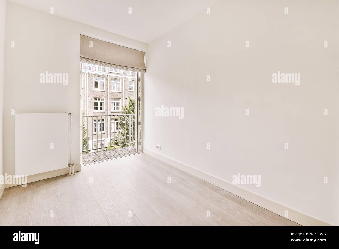 Plain empty room corner wooden floor hi-res stock photography and images - Alamy