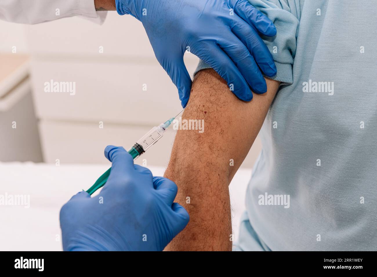 Doctor syringe taking dose hi-res stock photography and images - Alamy