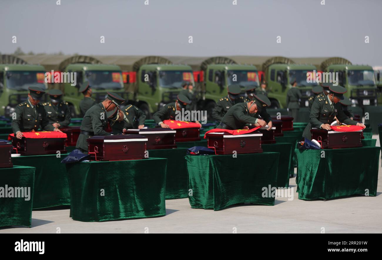 Fallen soldiers caskets on plane hi-res stock photography and images ...