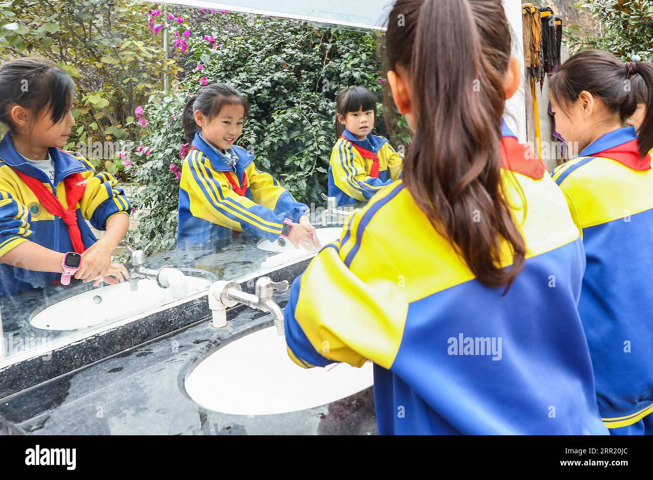 Pupils wash hi-res stock photography and images - Alamy