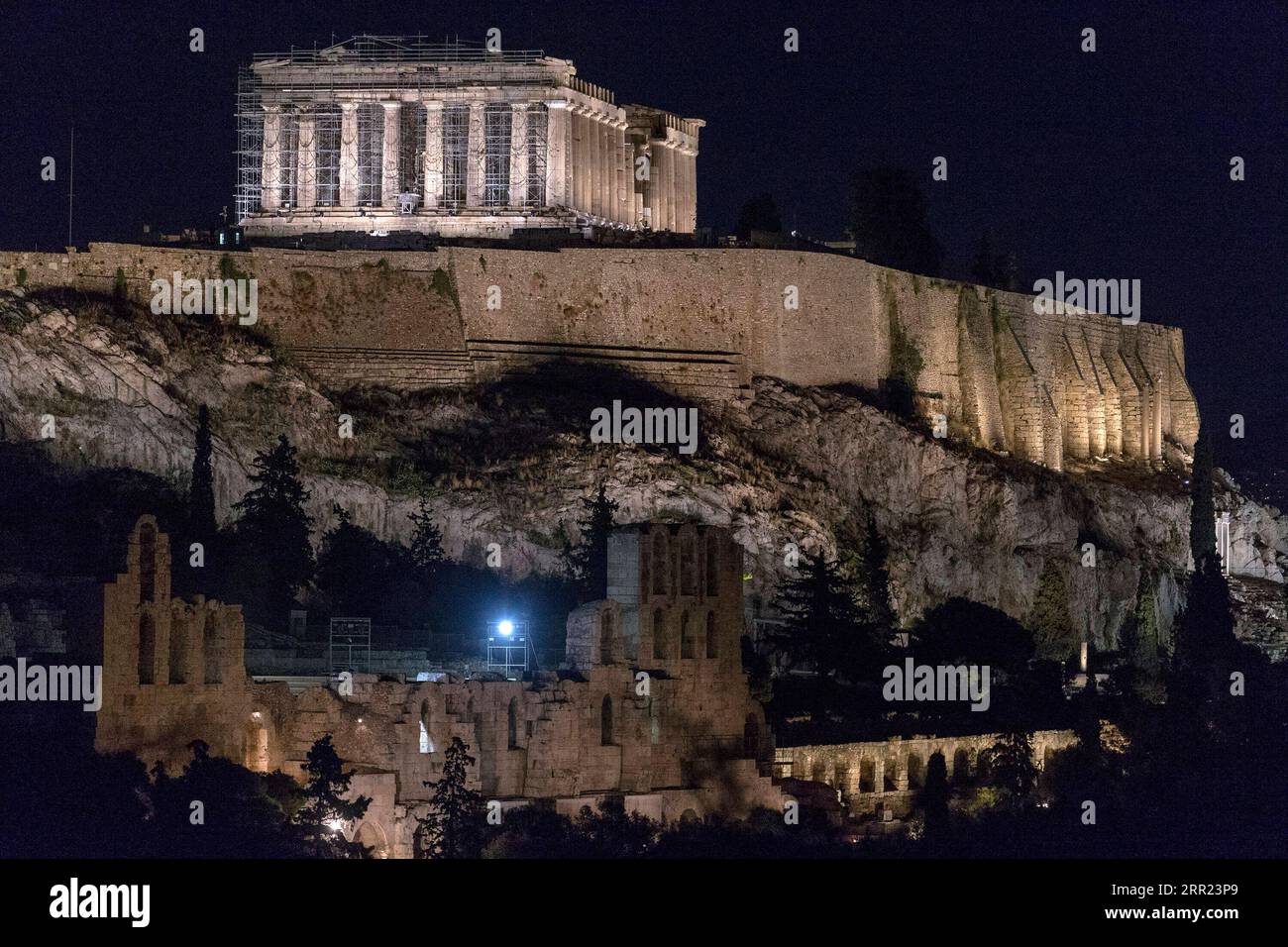 News Bilder des Tages 201001 -- ATHENS, Oct. 1, 2020 -- The Acropolis ...