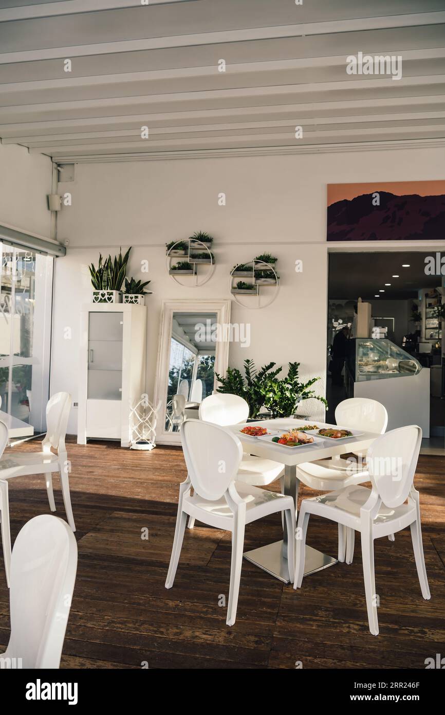 Empty cafe or bar interior, daytime. Coffee shop nobody indoor Stock ...