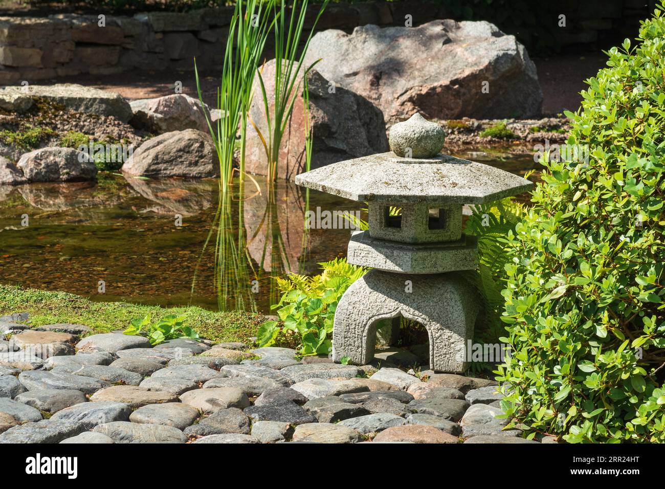 Japanese garden lantern shrub hi-res stock photography and images - Alamy