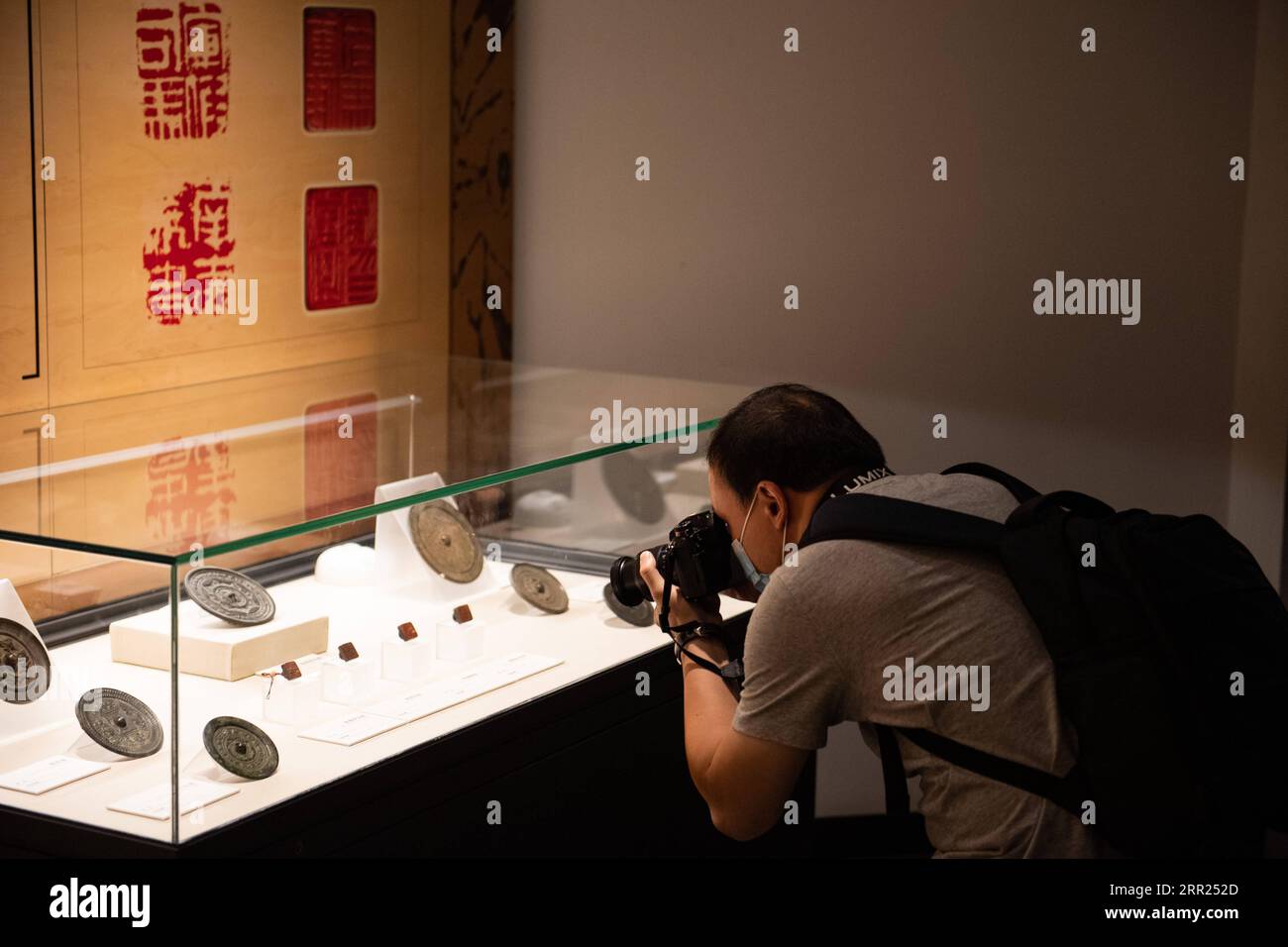 201002 -- KUNMING, Oct. 2, 2020 -- A visitor takes photos of an exhibit ...
