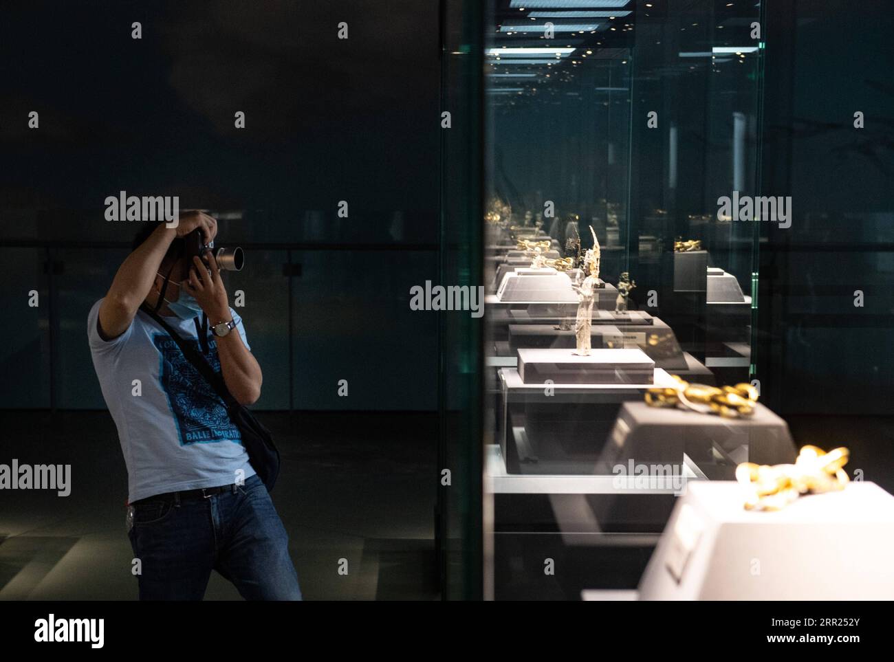 201002 -- KUNMING, Oct. 2, 2020 -- A visitor takes photos of an exhibit ...