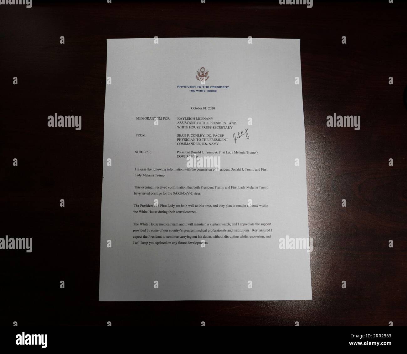 Received a memo hi-res stock photography and images - Alamy