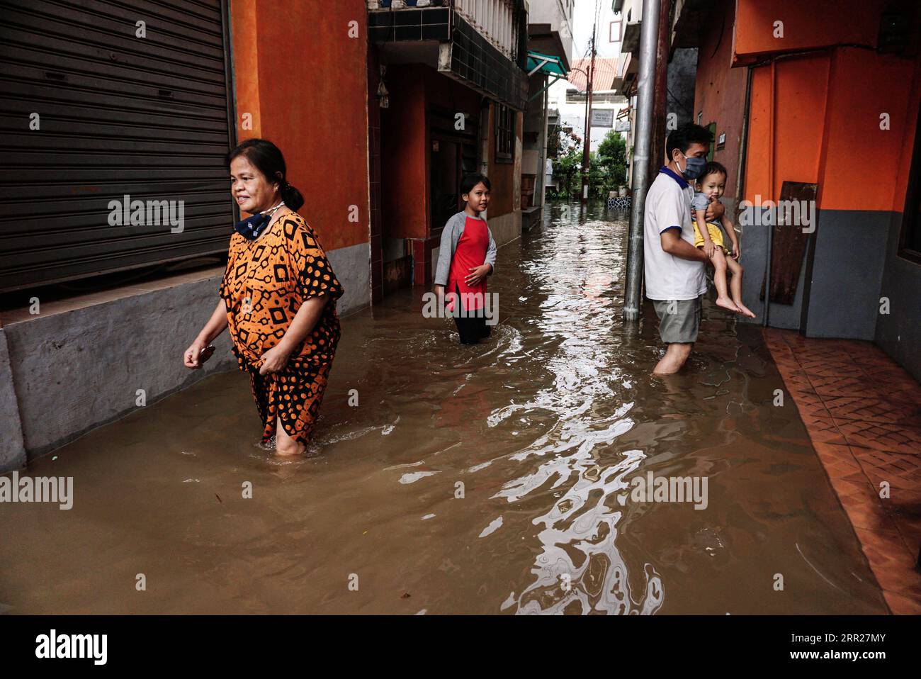 People walk through floodwater hi-res stock photography and images - Alamy