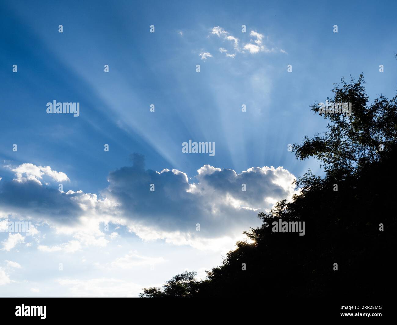 Sunshine breaking through cloud hi-res stock photography and images - Alamy