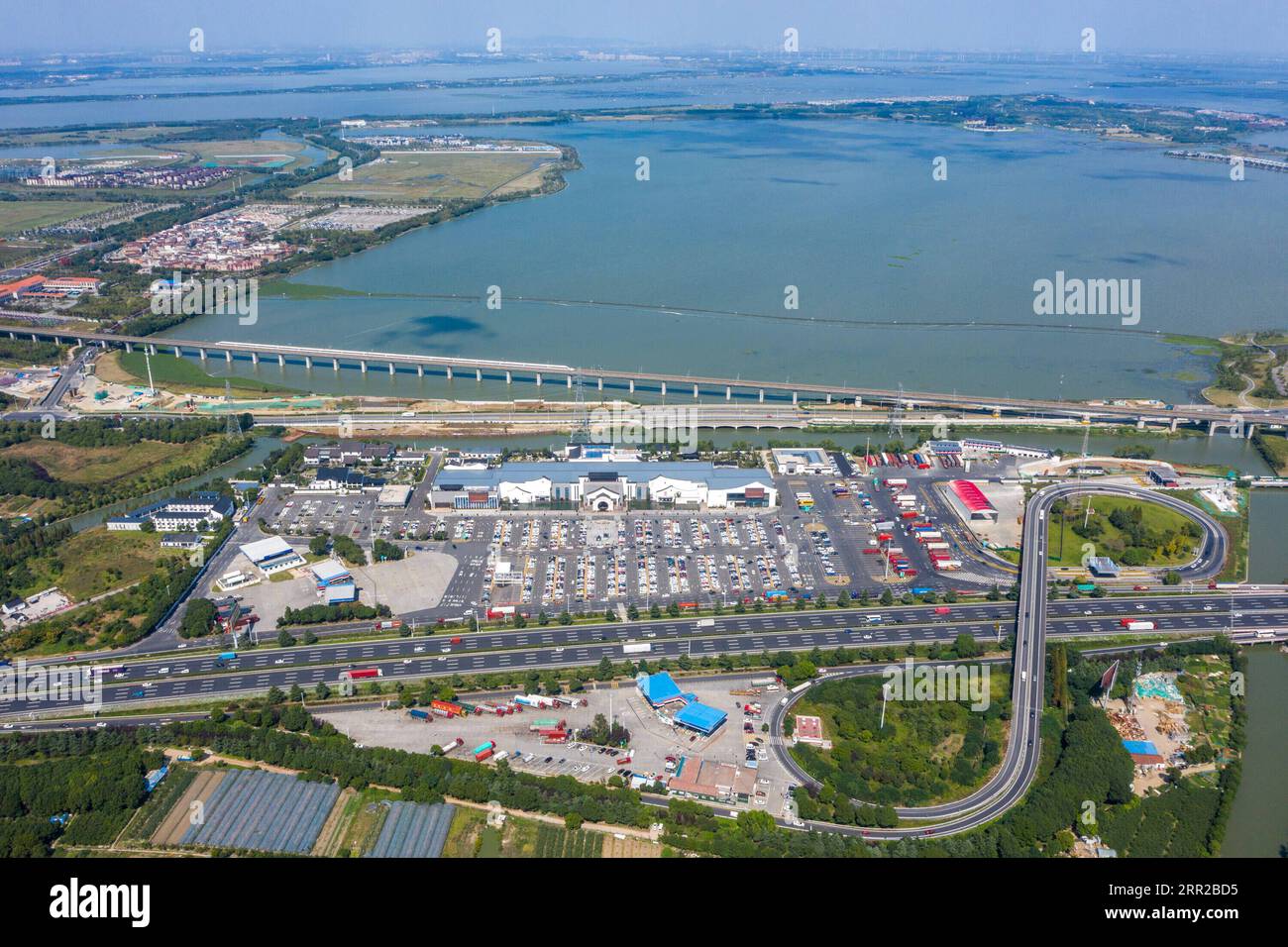 201008 -- SUZHOU, Oct. 8, 2020 -- Aerial photo shows the Yangchenghu ...