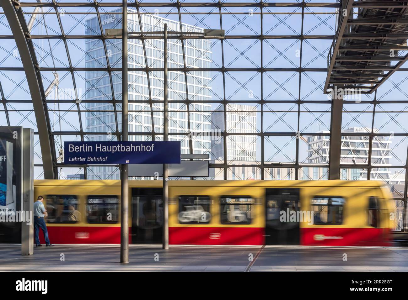 Platform S-Bahn, Berlin Central Station, Germany Stock Photo - Alamy