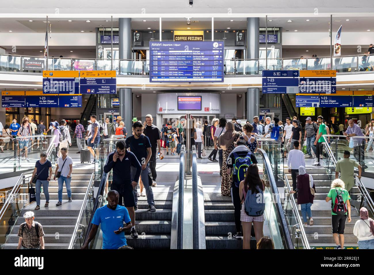 Heavy travel traffic, travellers on the way at Nuremberg main station ...