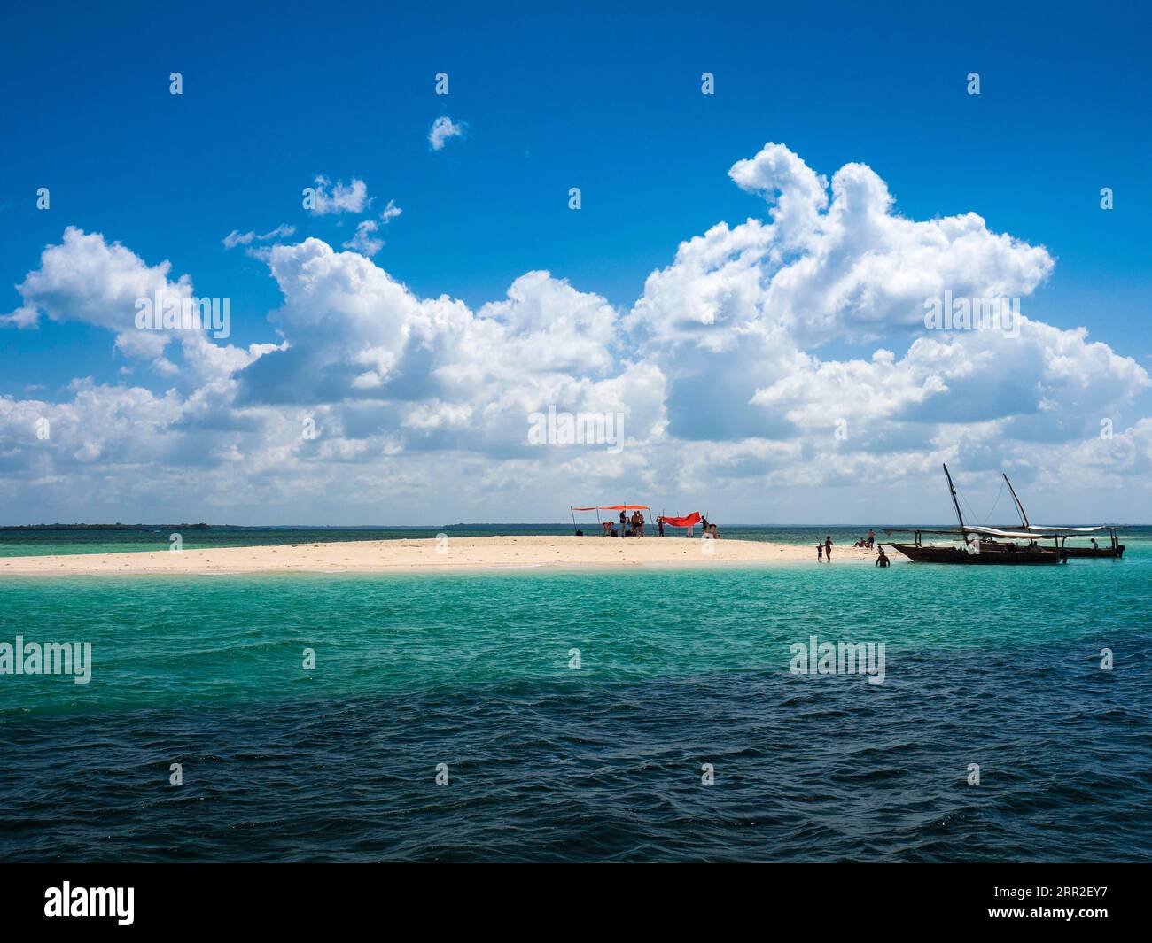 Boats and sandbank in the turquoise sea, Safari Blue, Fumba, Zanzibar ...