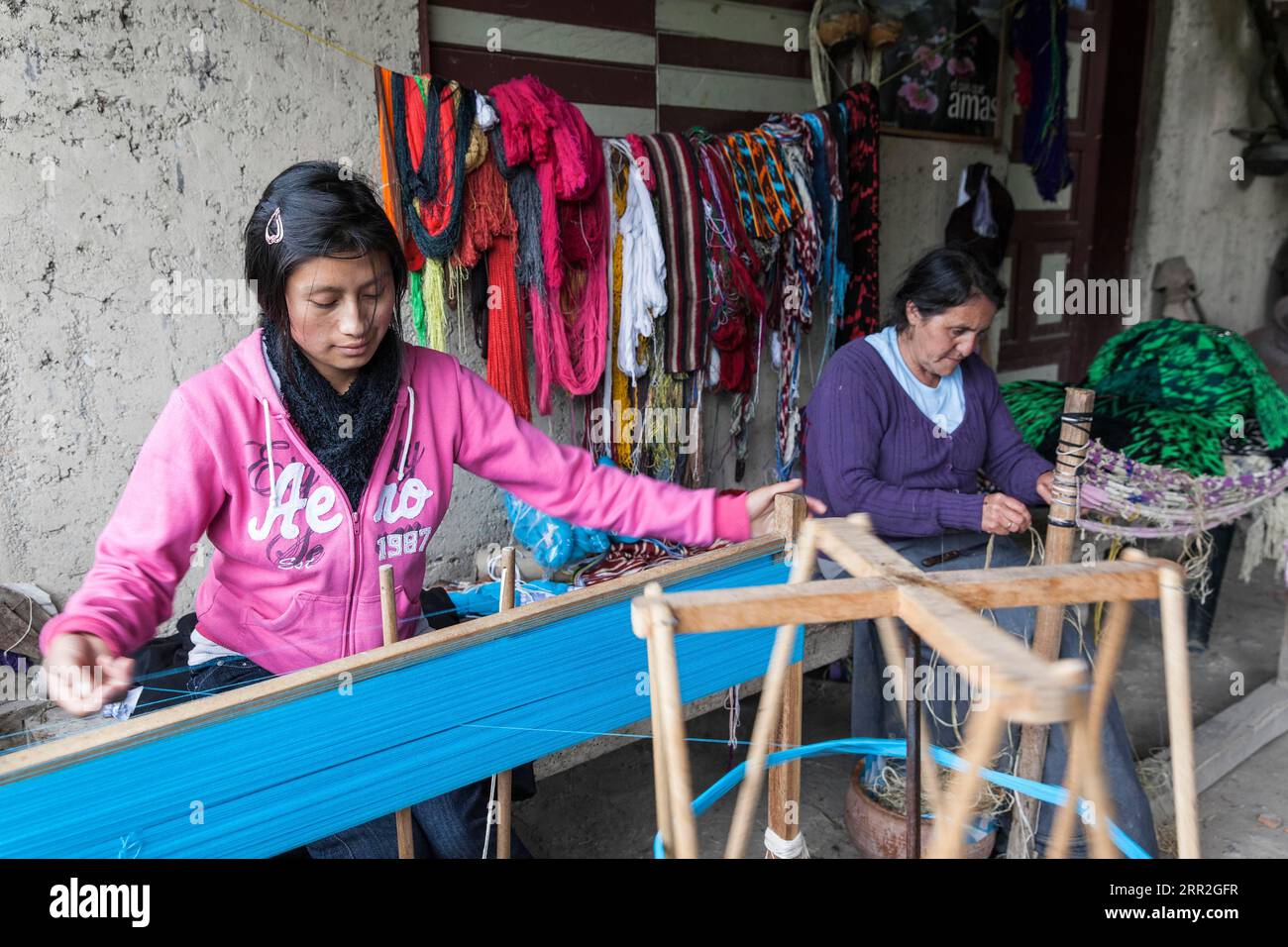 Indian woman weaving, Ecuador Stock Photo - Alamy