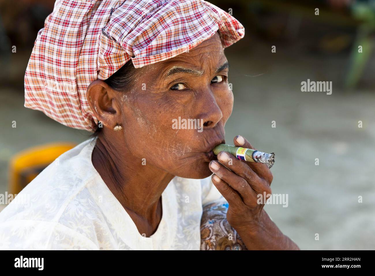 Myanmar bagan woman smoking hi-res stock photography and images - Alamy