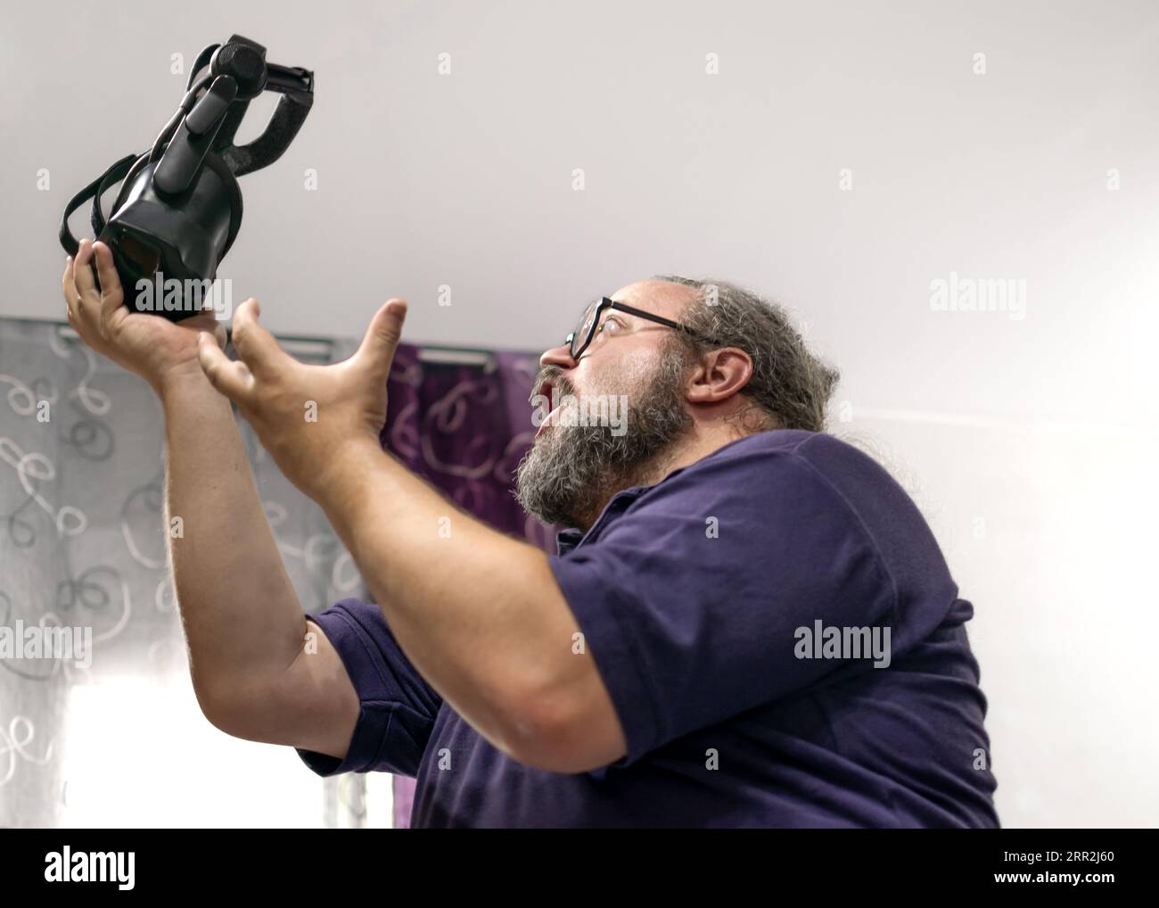 Fat guy vr hi-res stock photography and images - Alamy