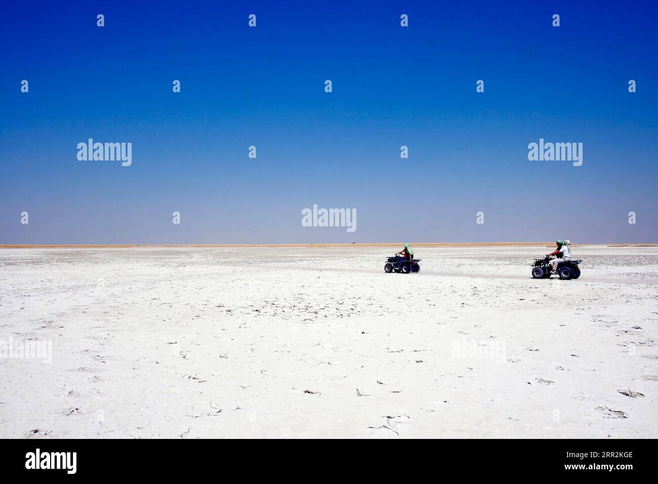 Salt pan, Makgadikgadi, Botswana Stock Photo - Alamy
