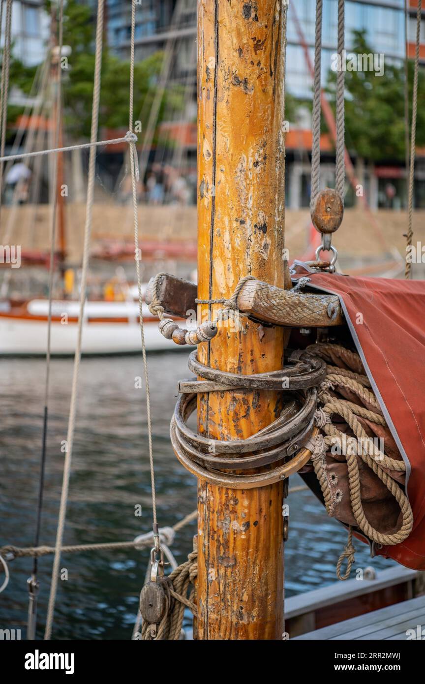 Connection between gaff and mast Stock Photo - Alamy