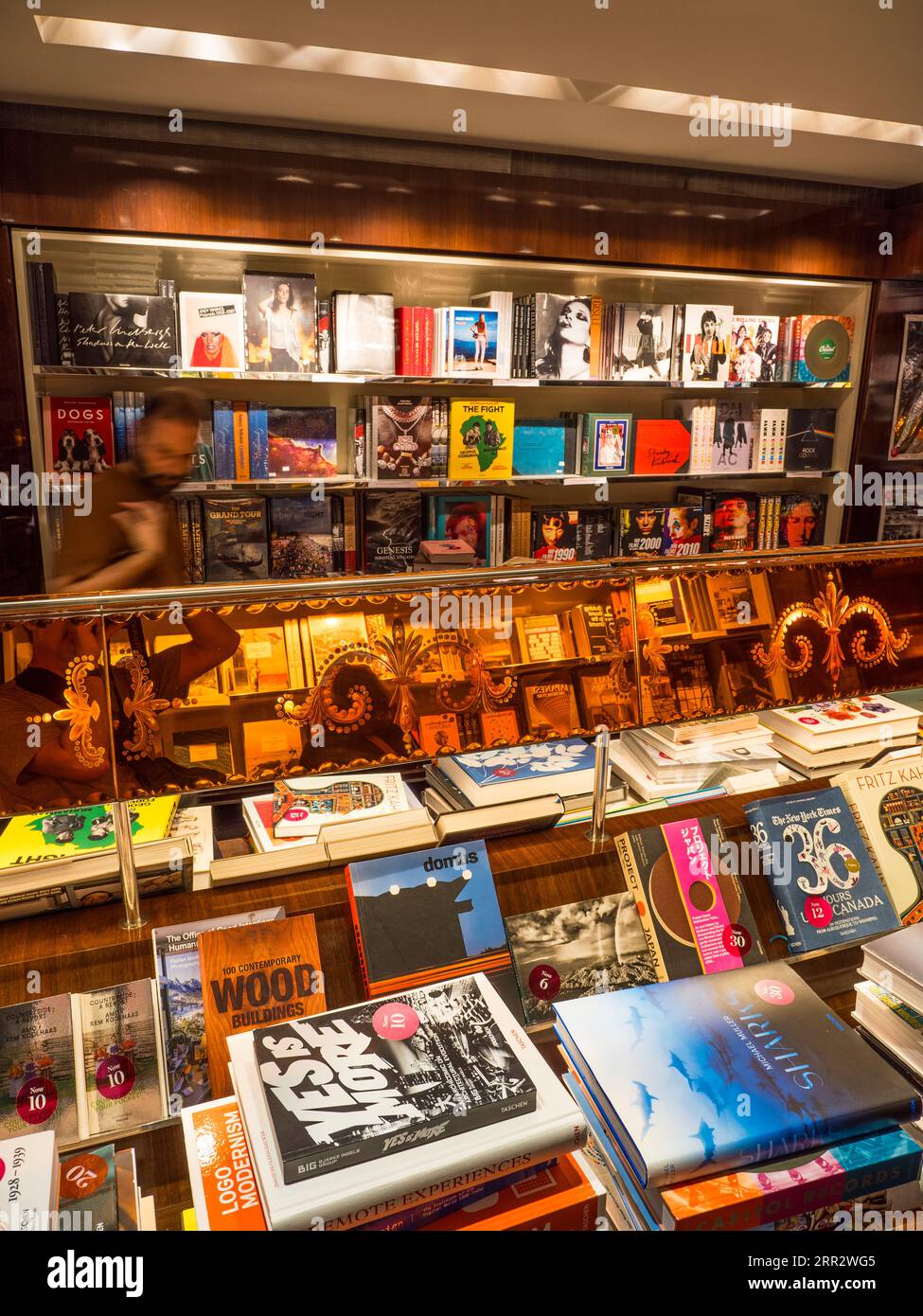 Paris bookstore books hi-res stock photography and images - Alamy