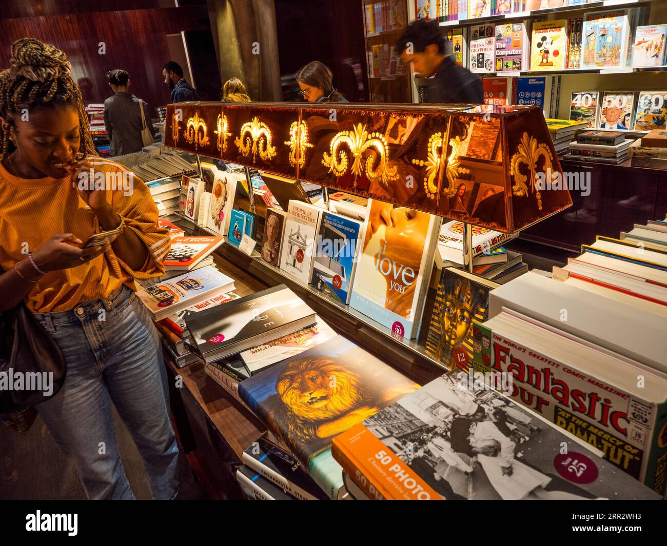 Shopping book store paris hi-res stock photography and images - Alamy
