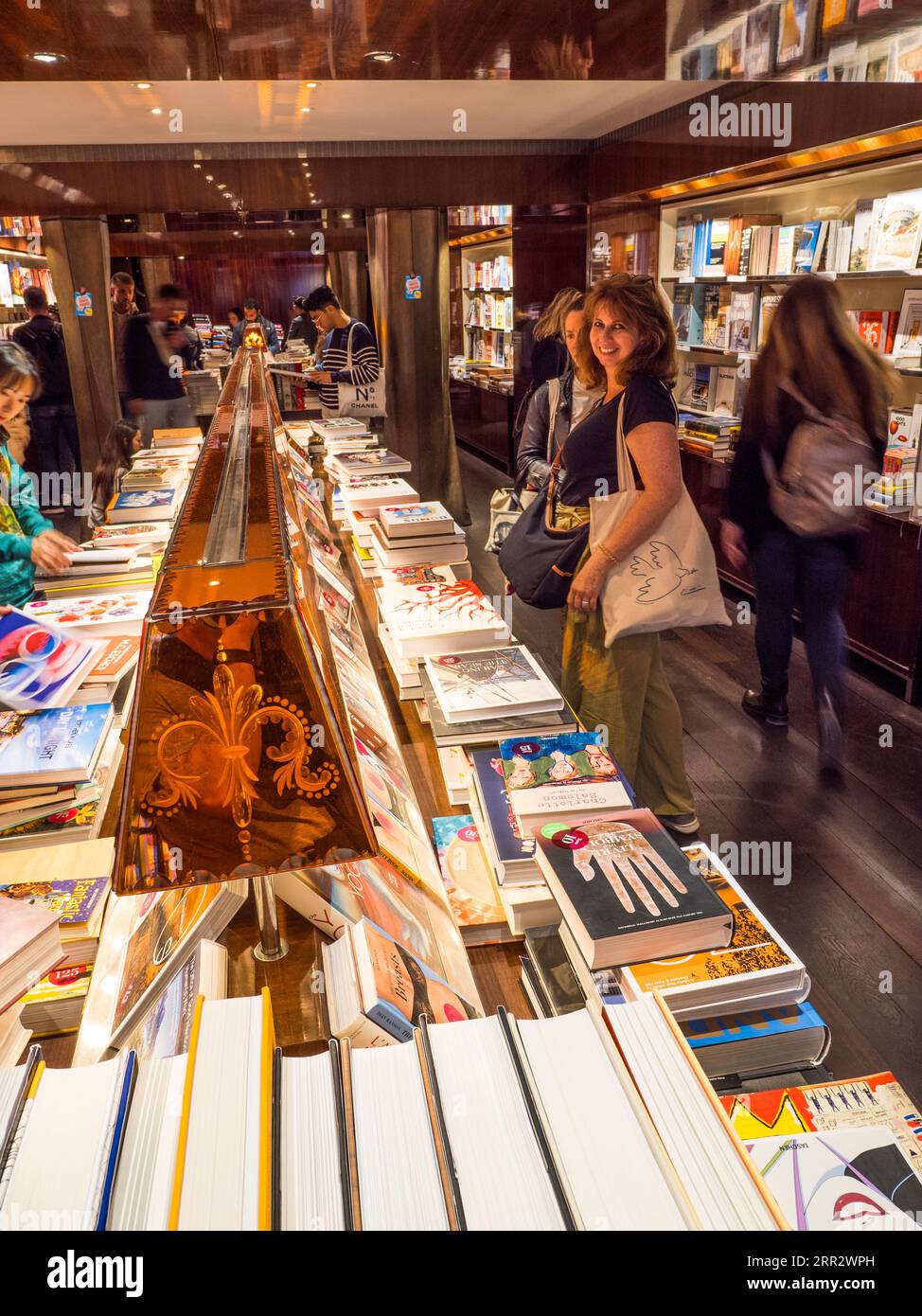 Book shop paris hi-res stock photography and images - Alamy