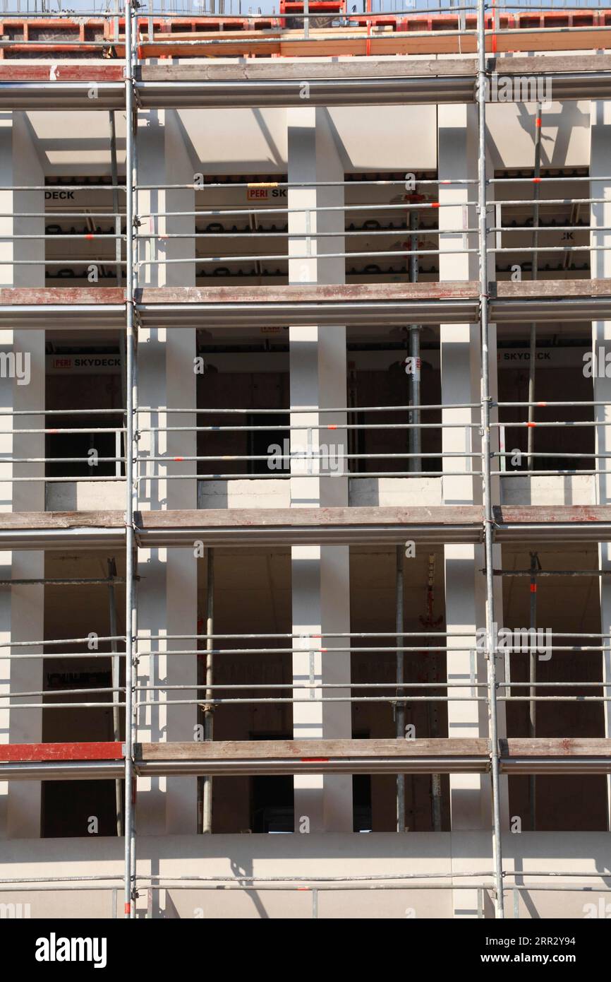 Shell commercial building scaffolding hi-res stock photography and ...