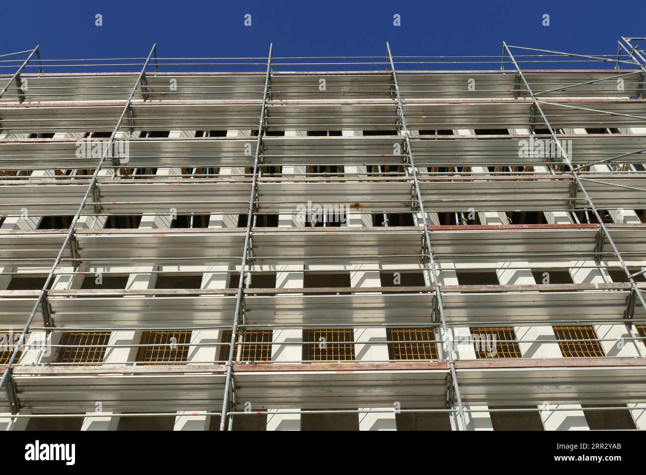Shell commercial building scaffolding hi-res stock photography and ...