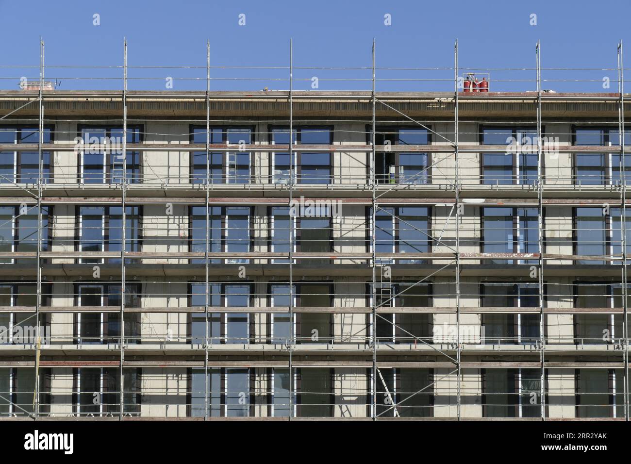 Shell commercial building scaffolding hi-res stock photography and ...