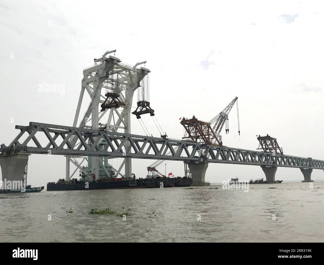 201019 -- MUNSHIGANJ, Oct. 19, 2020 -- A span is being installed on ...