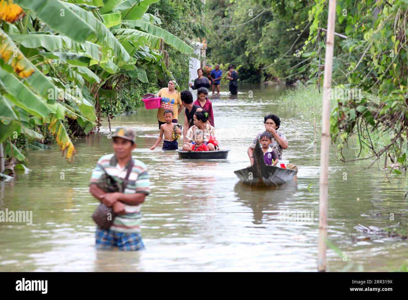 District disaster management committee hi-res stock photography and ...