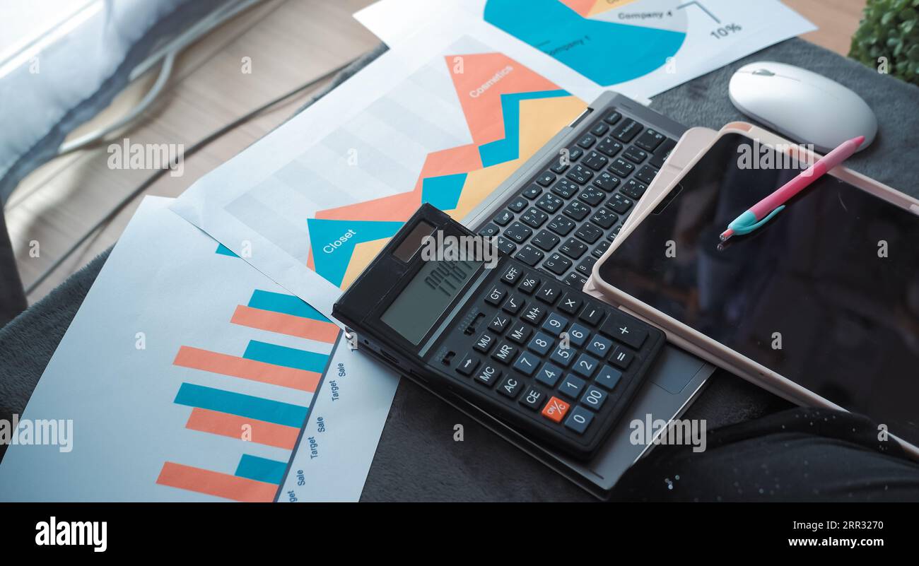 Data analysis laptop hi-res stock photography and images - Alamy