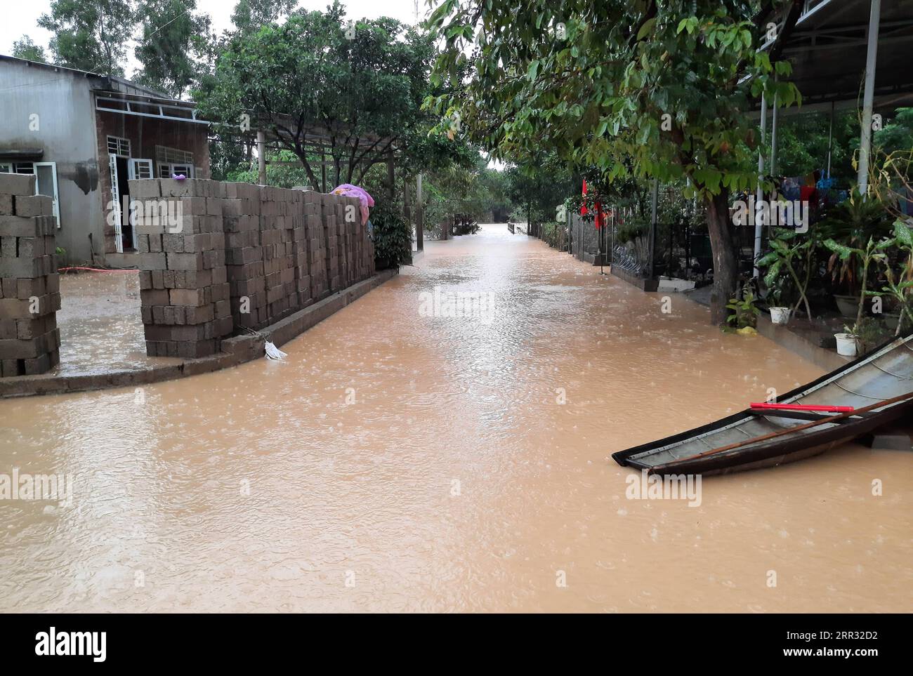 201021 -- HANOI, Oct. 21, 2020 -- A local community is inundated by ...