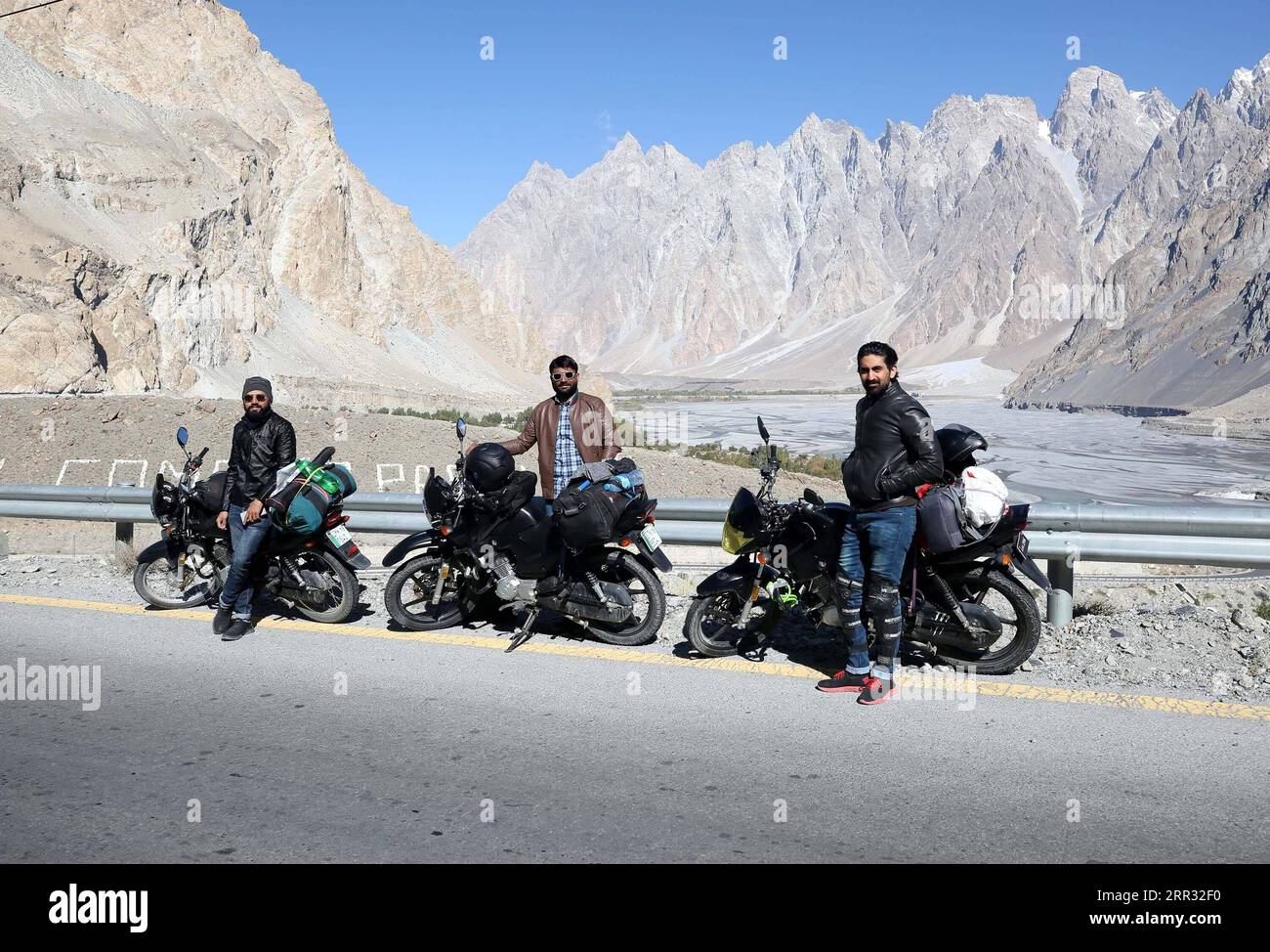 201021 -- ISLAMABAD, Oct. 21, 2020 -- Travelers pose for photos on the ...
