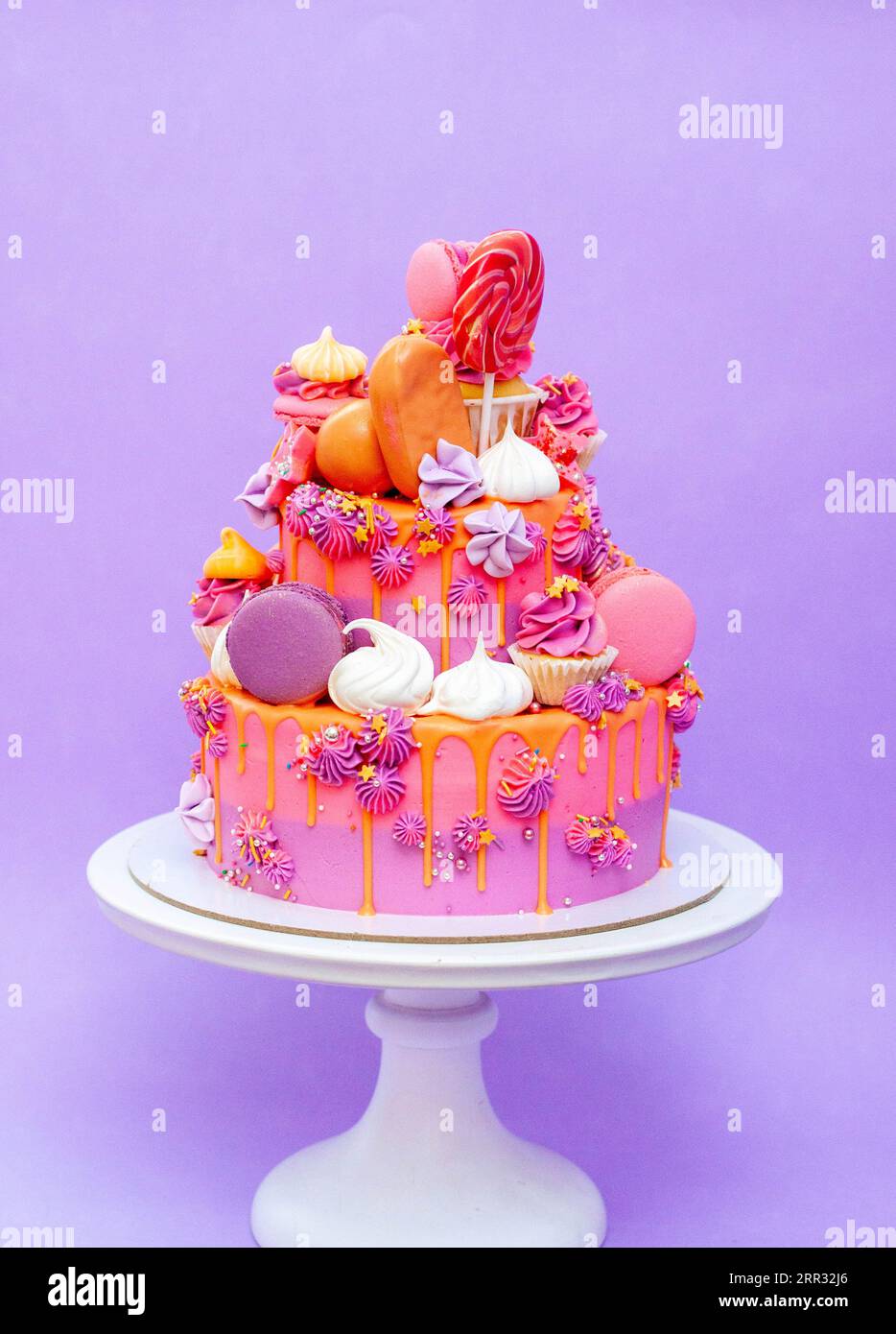 Iced tiered cake hi-res stock photography and images - Alamy