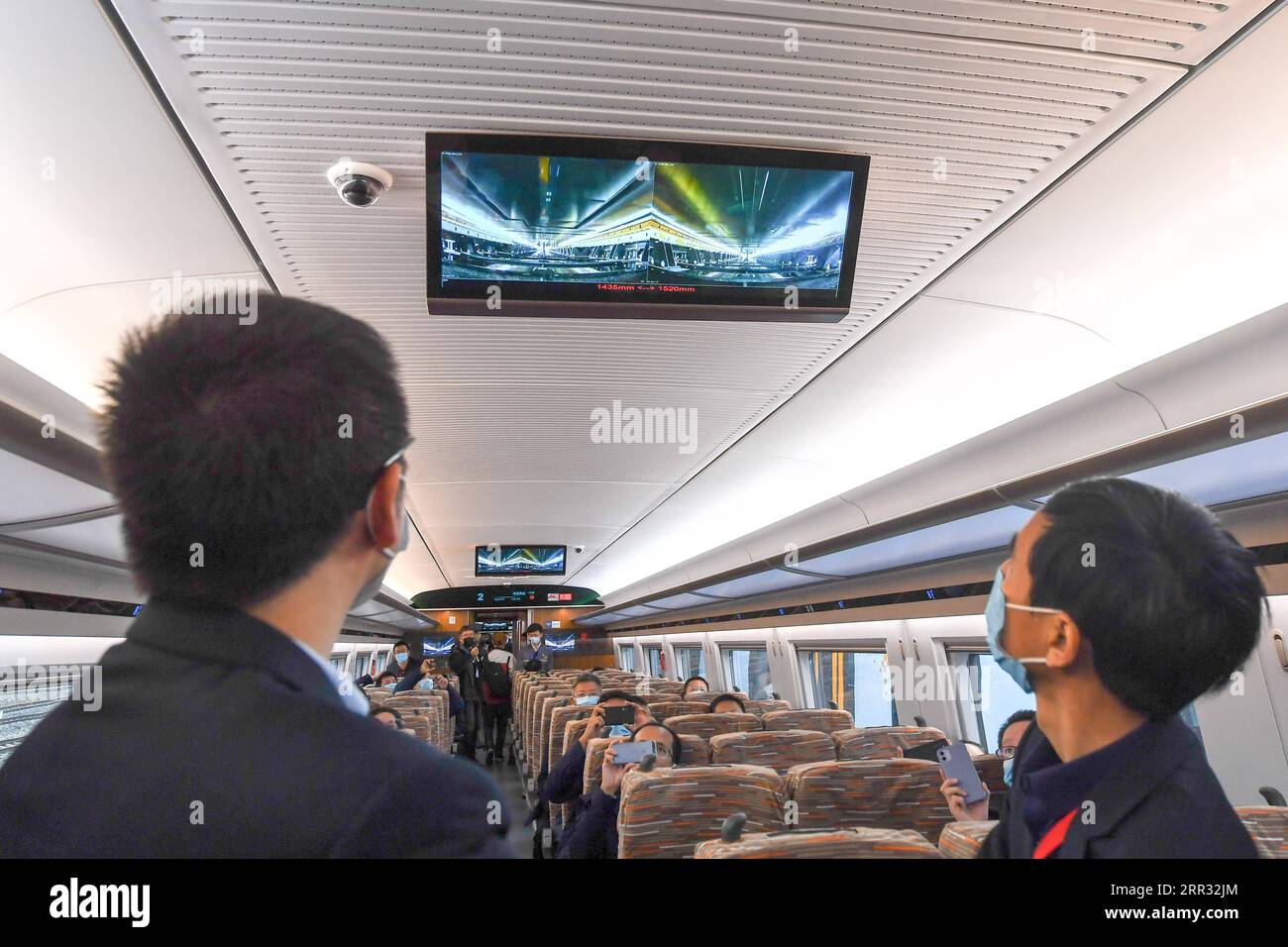201021 -- CHANGCHUN, Oct. 21, 2020 -- Staff members look at screens to ...