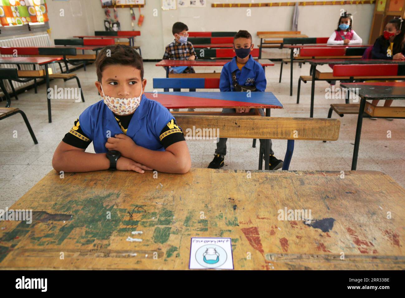201021 -- ALGIERS, Oct. 21, 2020 -- Algerian students wearing face ...