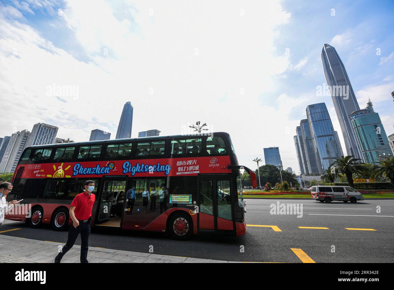 201022 -- SHENZHEN, Oct. 22, 2020 -- A sightseeing bus is seen in ...