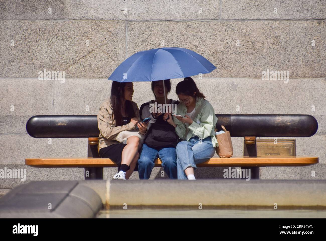 London, England, UK. 6th Sep, 2023. Tourists shelter from the sun under ...