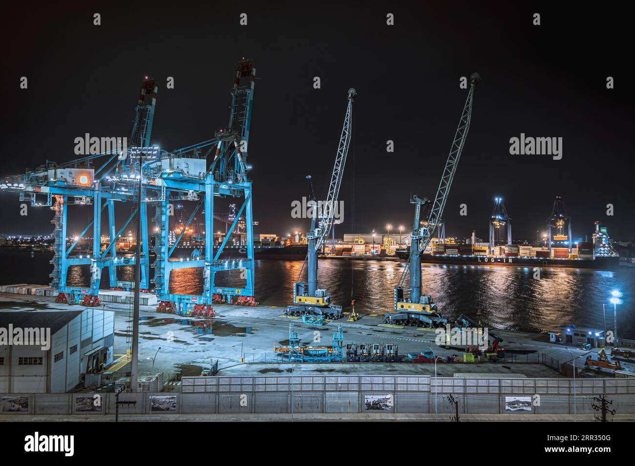 Heavy cargo ship hi-res stock photography and images - Alamy