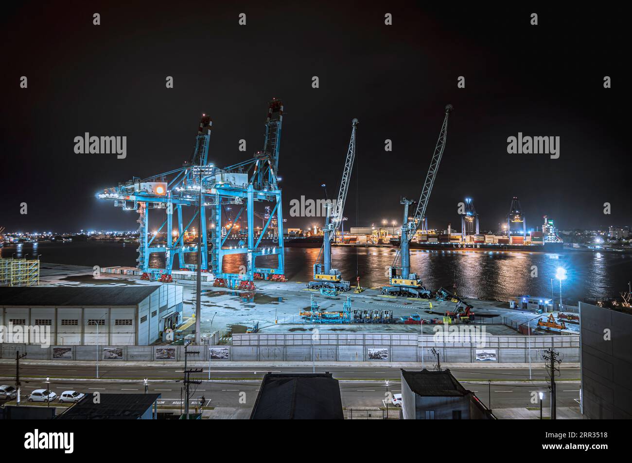 Heavy cargo ship hi-res stock photography and images - Alamy