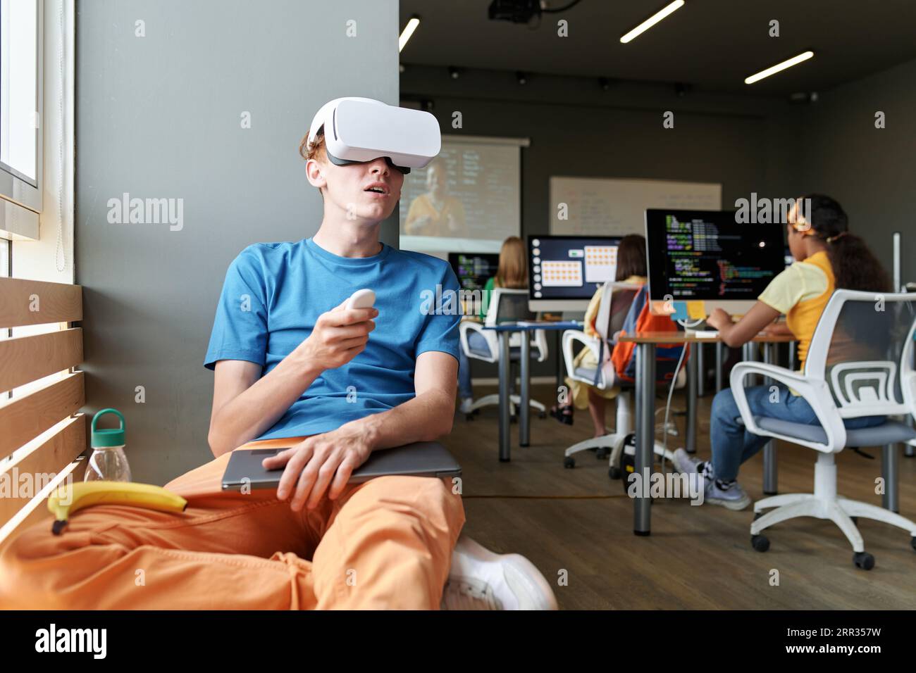 Virtual reality in classroom hi-res stock photography and images - Alamy