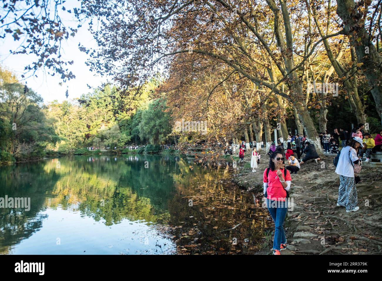 201025 -- GUIYANG, Oct. 25, 2020 -- Tourists enjoy autumn scenery at ...
