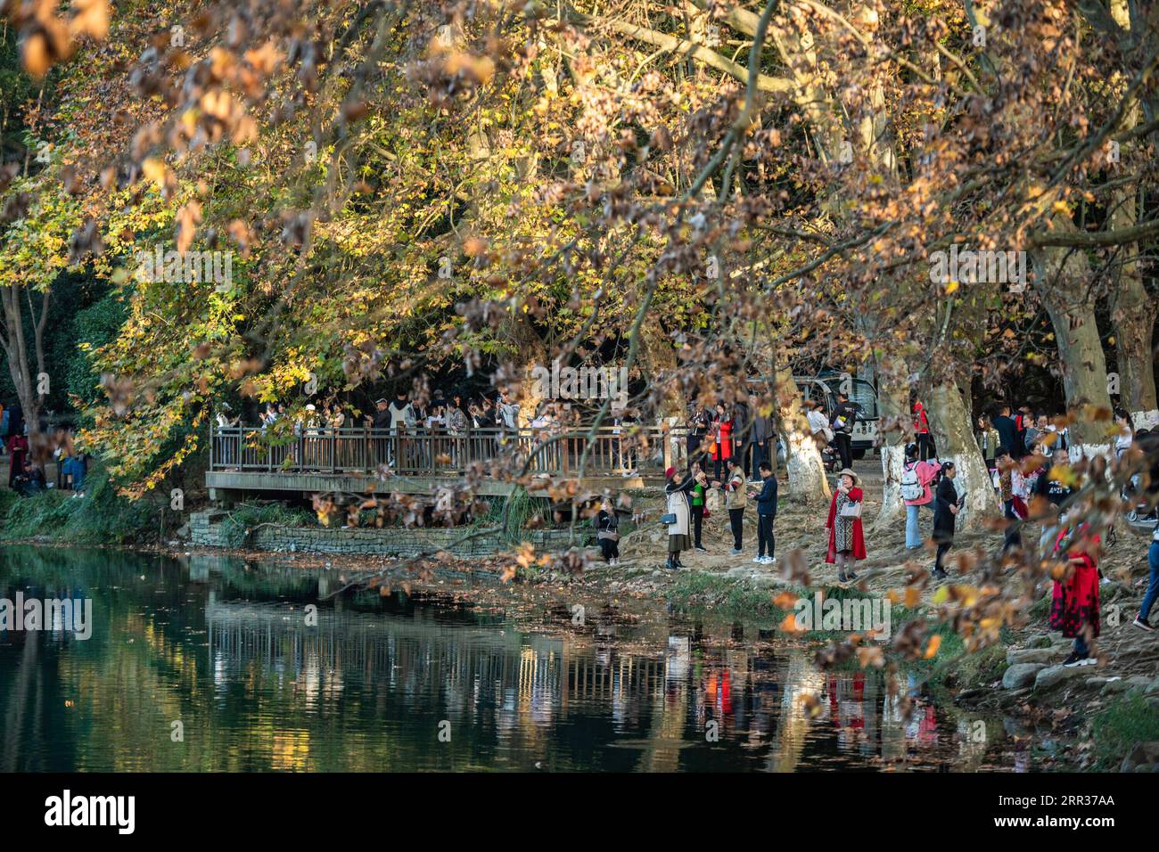 201025 -- GUIYANG, Oct. 25, 2020 -- Tourists enjoy autumn scenery at ...