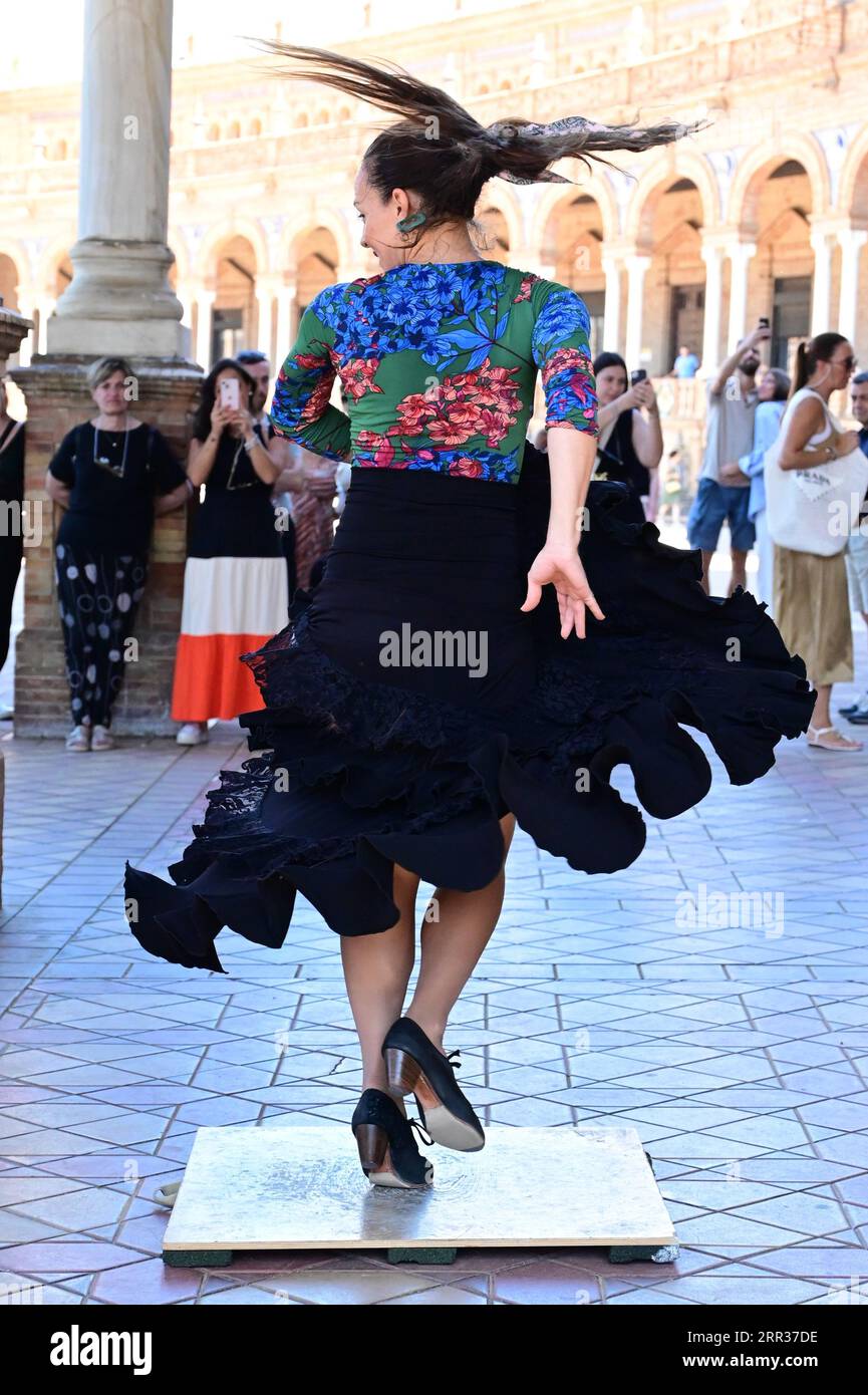 Flamenco dancing at the Plaza de Espana in Seville Stock Photo - Alamy
