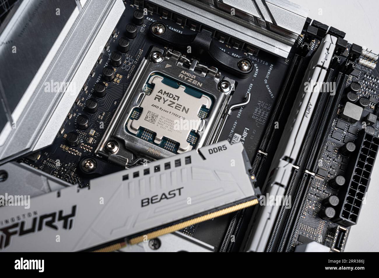 RAM Kingston Fury DDR5 Beast AM5 White on the motherboard before ...