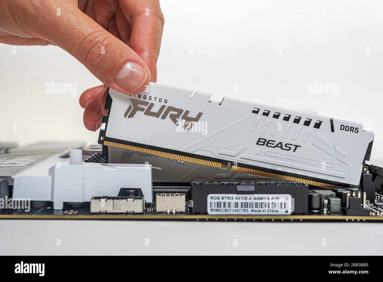 Installing DDR5 RAM Kingston Fury DDR5-6000 Beast AM5 on the ...