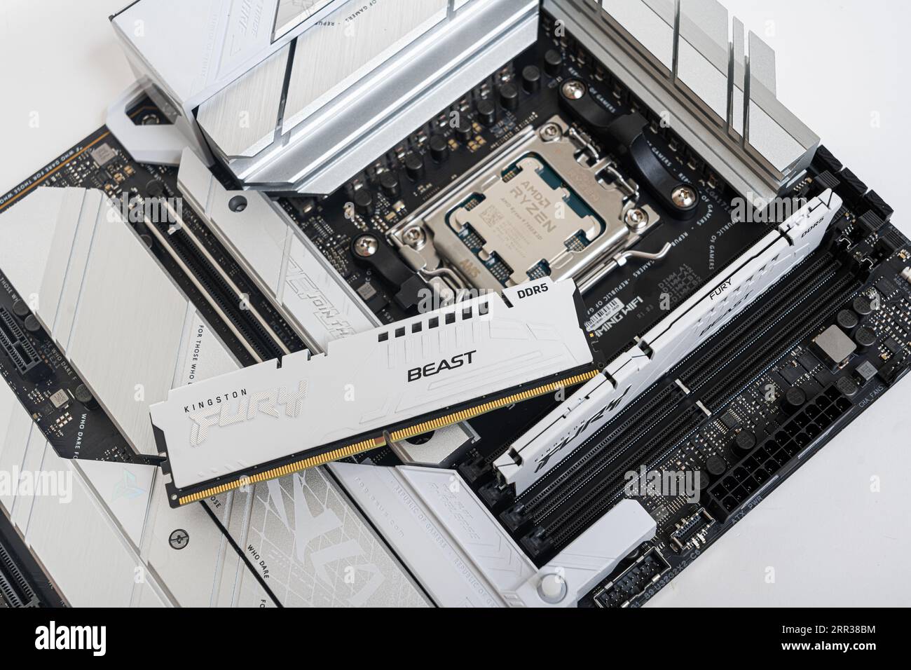 RAM Kingston Fury DDR5 Beast AM5 White on the motherboard before ...
