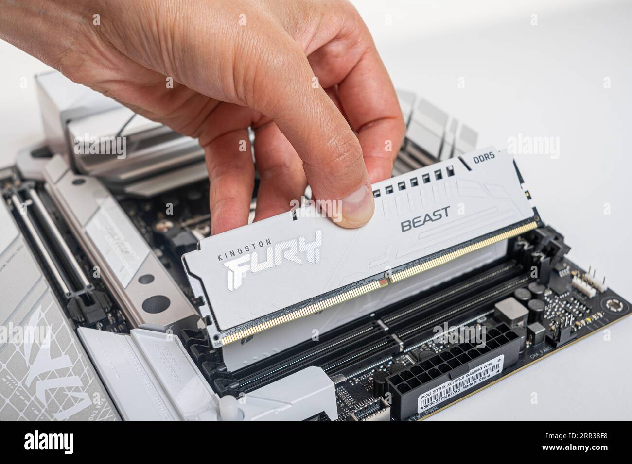 Installing DDR5 RAM Kingston Fury DDR5-6000 Beast AM5 on the ...