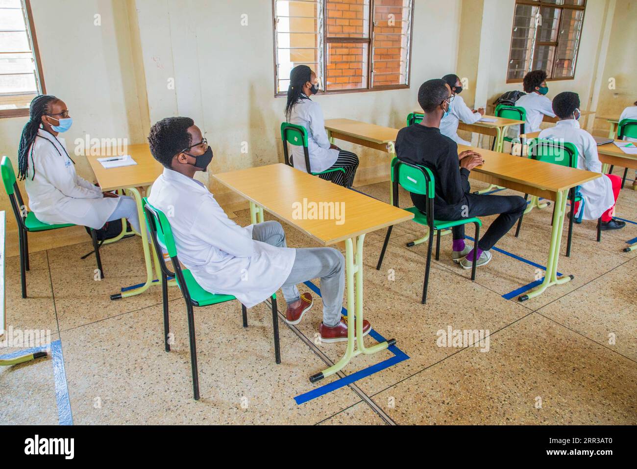 201029 -- KIGALI, Oct. 29, 2020 -- Students attend a class at the ...