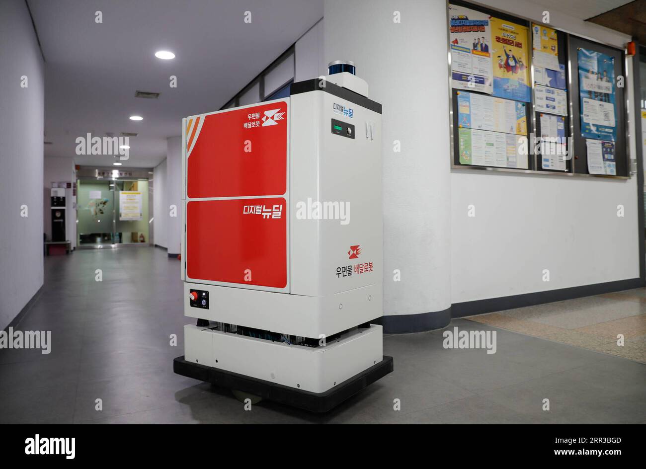 201030 -- SEJONG, Oct. 30, 2020 -- A dilvery robot leaves after ...